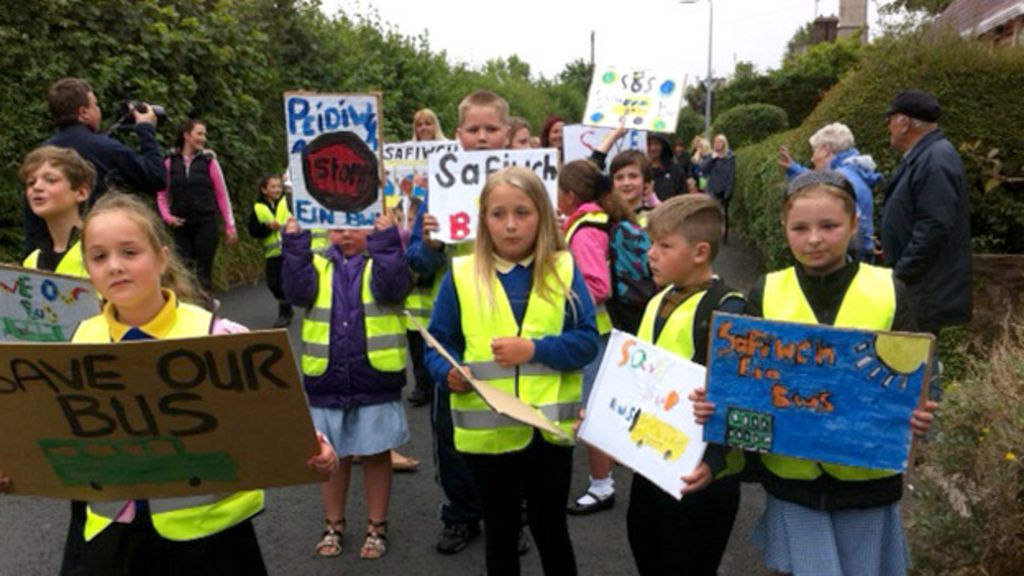 Gwynedd school bus protest over 'dangerous' road - BBC News