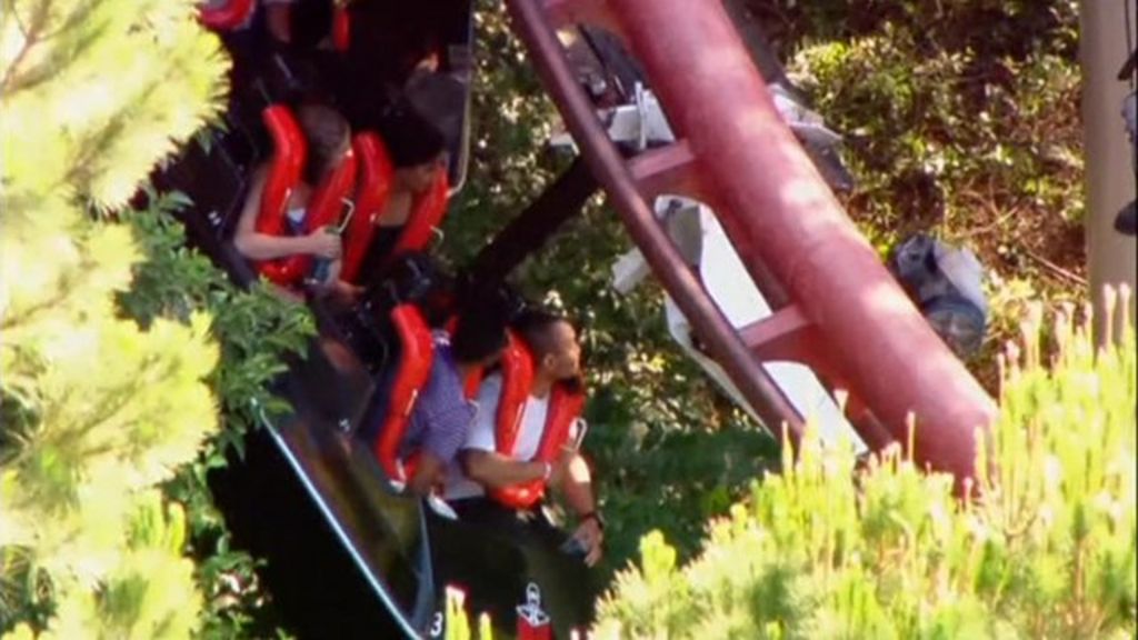 Roller coaster derails in California - BBC News