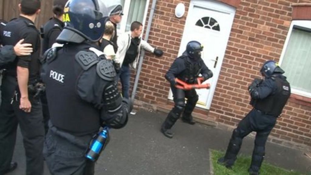 Cheshire police arrest 32 in 'largest' drugs operation - BBC News