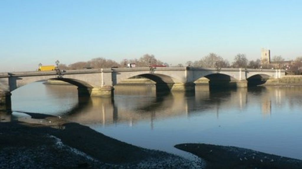 Putney Bridge closes for repairs - BBC News
