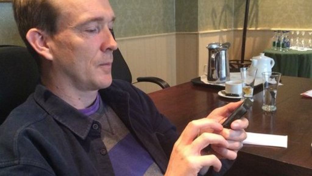 David Mitchell to put next work on Twitter - BBC News