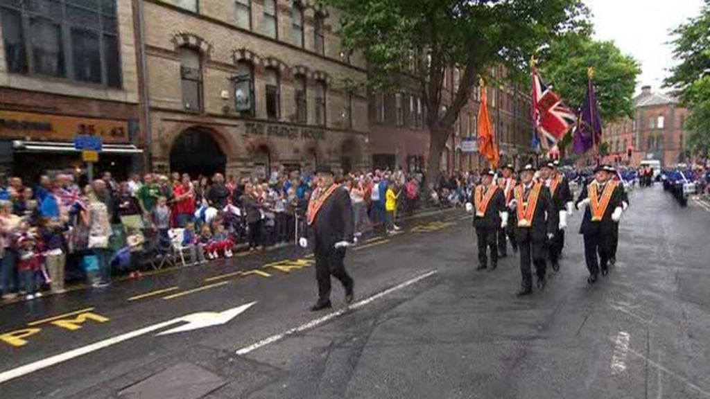 Orange Order: Thousands take part in annual Twelfth parades - BBC News
