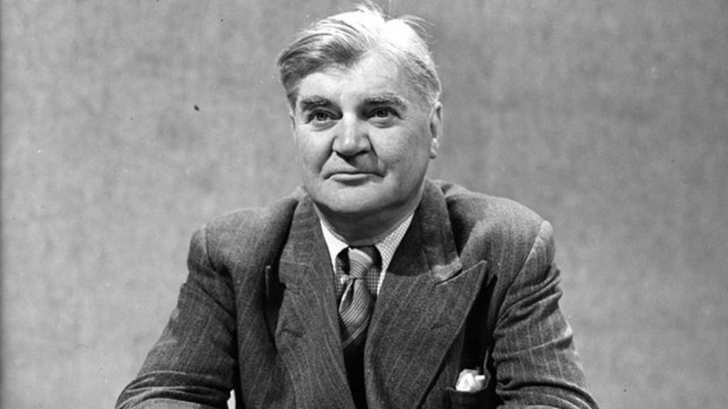 Belfast nurse Susan Semple wins UK-wide award for NHS values - BBC News