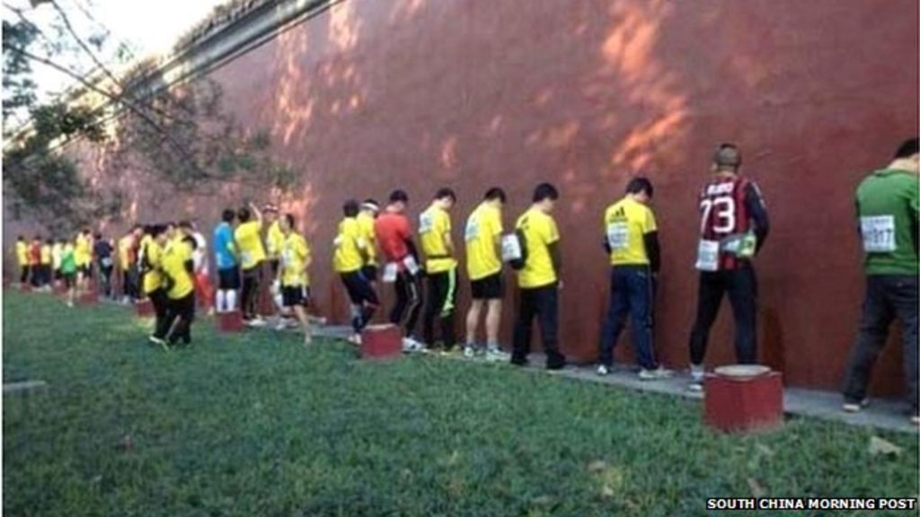 China: Beijing marathon runners in 'public peeing' ban - BBC News