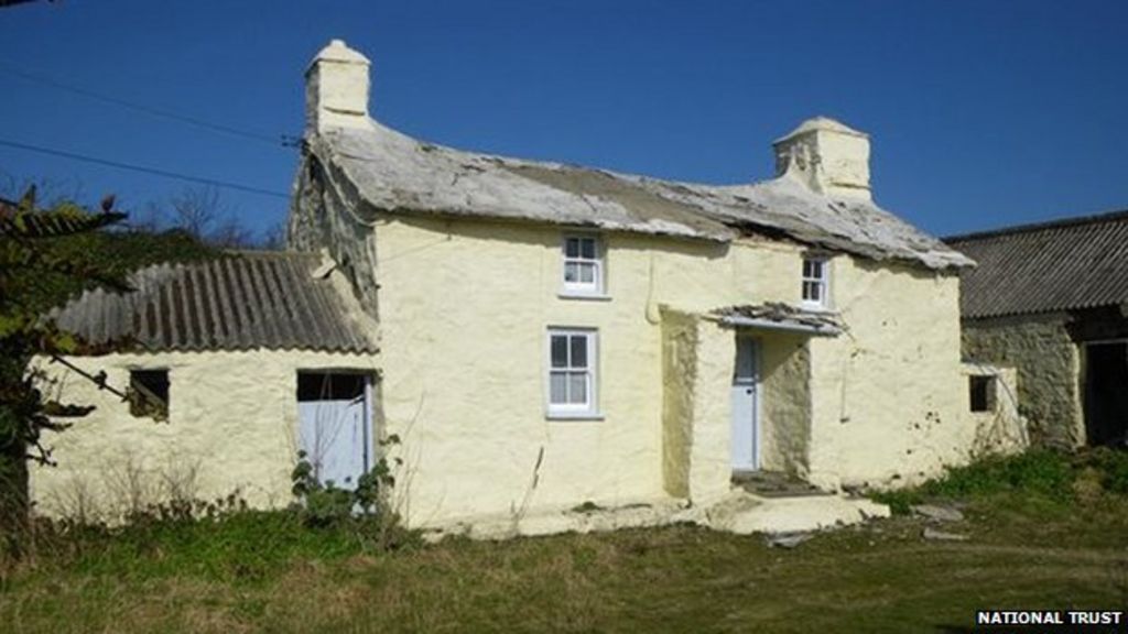 Rare 18th century Pembrokeshire cottage to be restored - BBC News