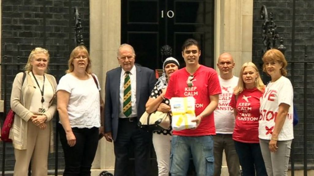 Manston Airport campaigners head to No 10 - BBC News