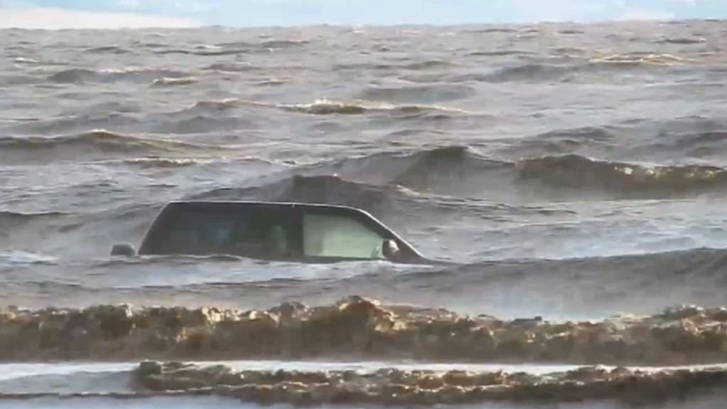 Burnham-on-Sea warning over dangerous sinking mud - BBC News