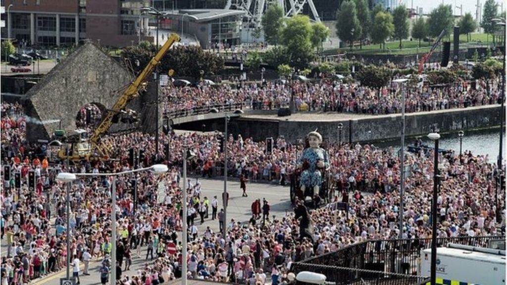 Liverpool Giants: Thousands watch second day of marionette show - BBC News