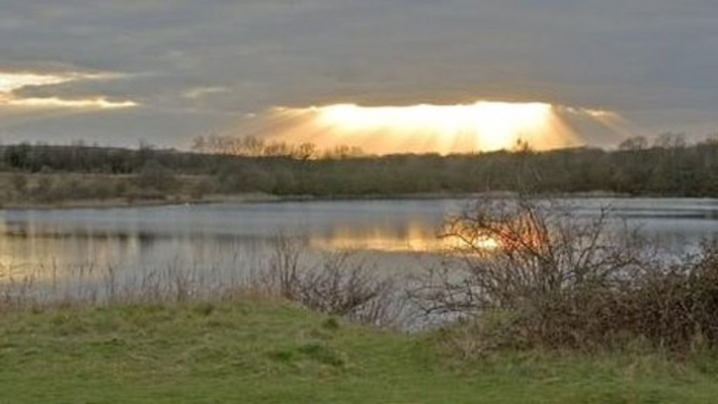 Man dies in Bletchley Blue Lagoon lake fetching ball - BBC News