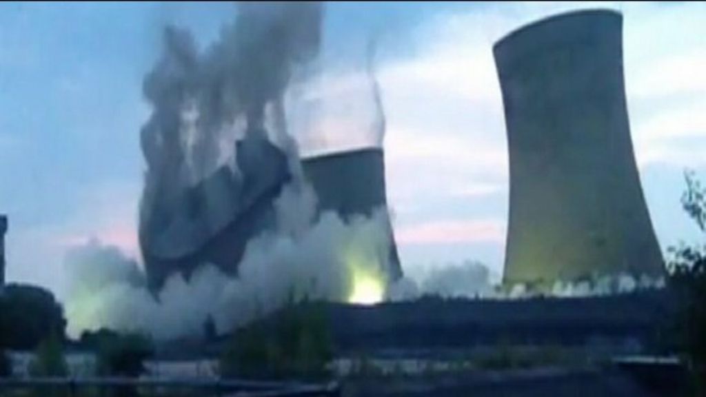 Didcot power station demolition caught on camera - BBC News