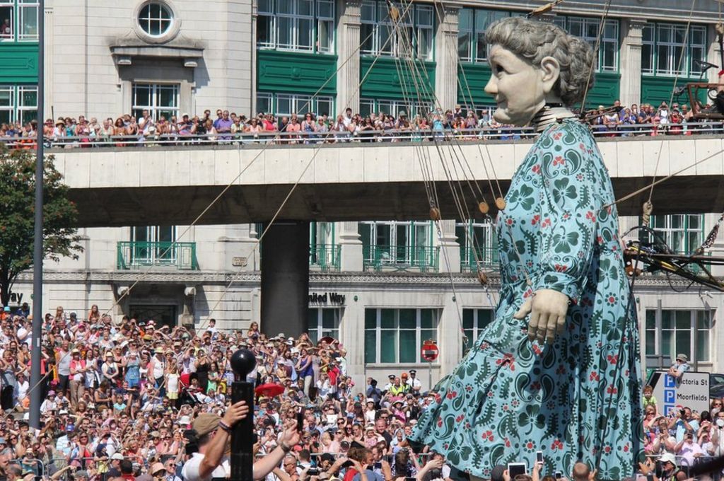 Liverpool Giants: Marionettes leave the city after parade - BBC News