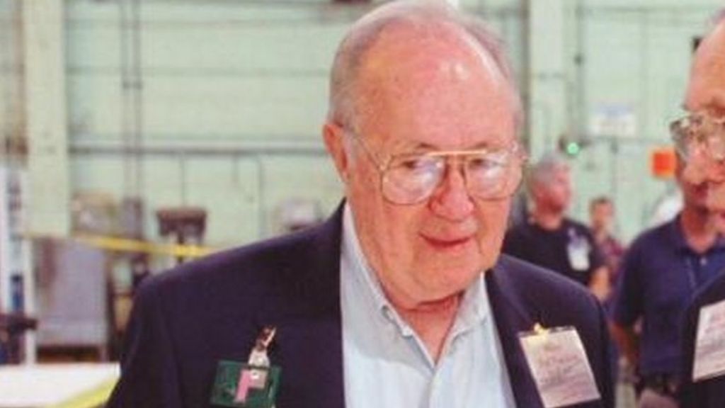 Last surviving Hiroshima bomb crew member dies - BBC News