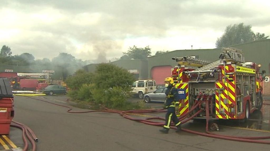 Crews battle large food plant blaze in Wellingborough - BBC News
