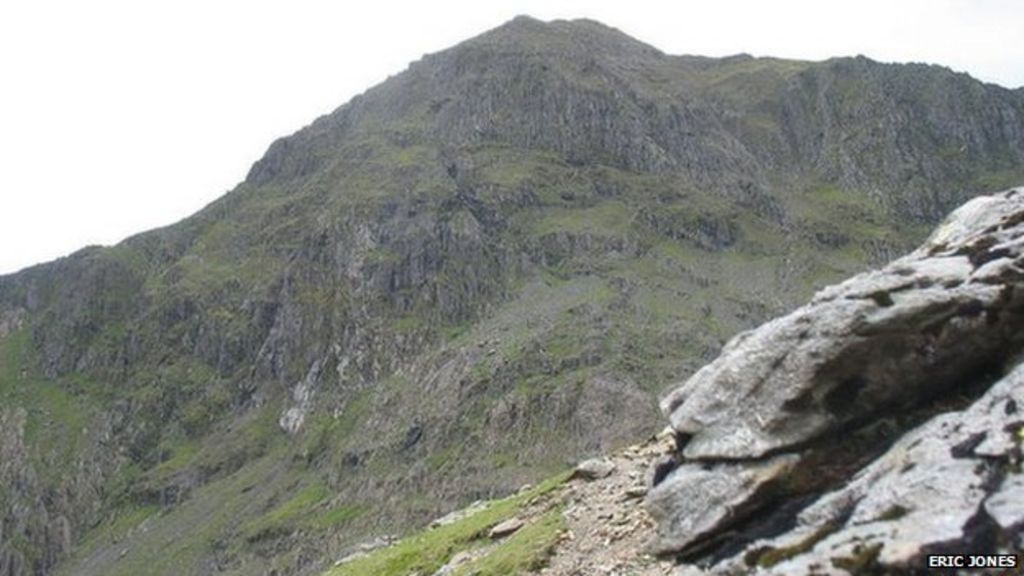 Path led man to his death on Snowdon, inquest told - BBC News