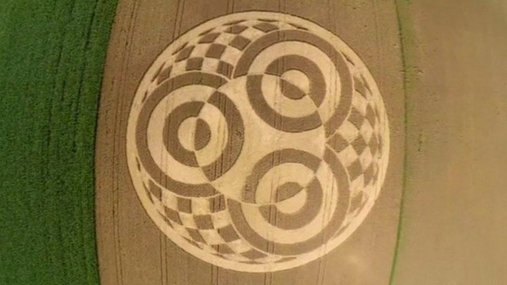 Crowds flock to giant German crop circle - BBC News