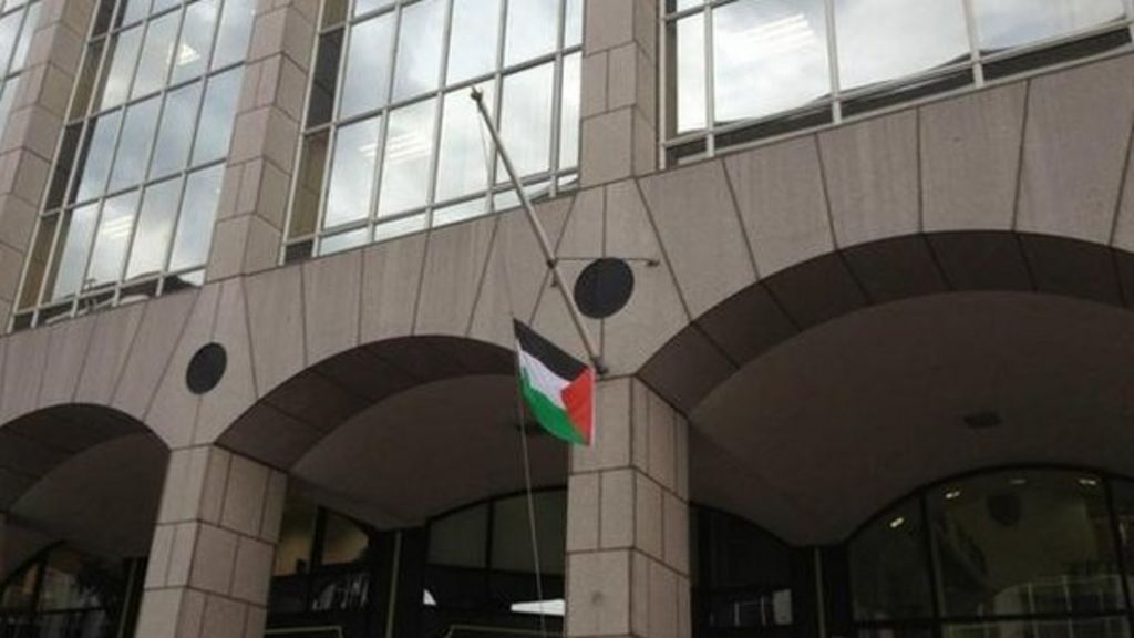 Tower Hamlets mayor raises Palestinian flag - BBC News