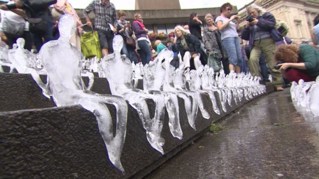 WW1 ice memorial melts in Birmingham - BBC News