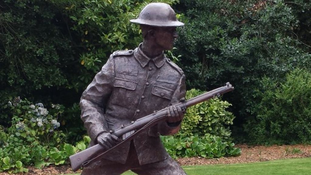 Runcorn statue of WW1 hero Thomas 'Todger' Jones unveiled - BBC News