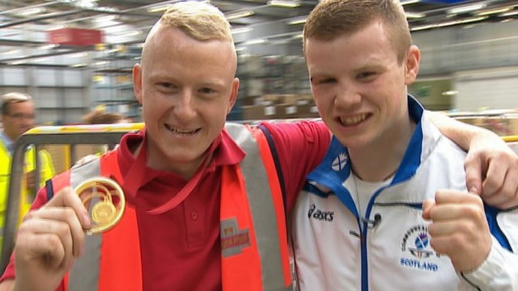 Mailman Charlie Flynn delivers boxing gold medal - BBC News