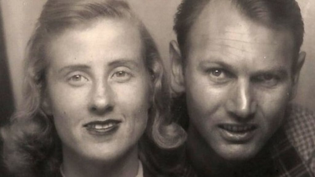 Inseparable couple die hours apart - BBC News