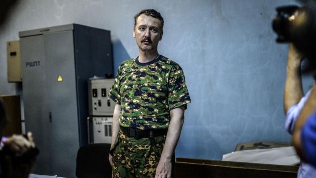 Ukraine crisis: Rebel military chief Strelkov 'quits' - BBC News