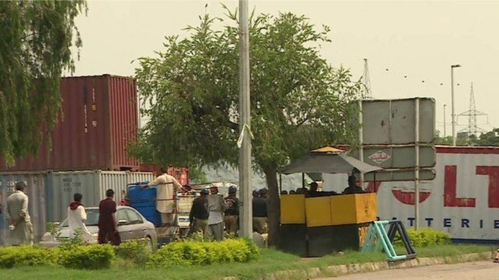 Pakistan protest: Road blocks in Islamabad - BBC News