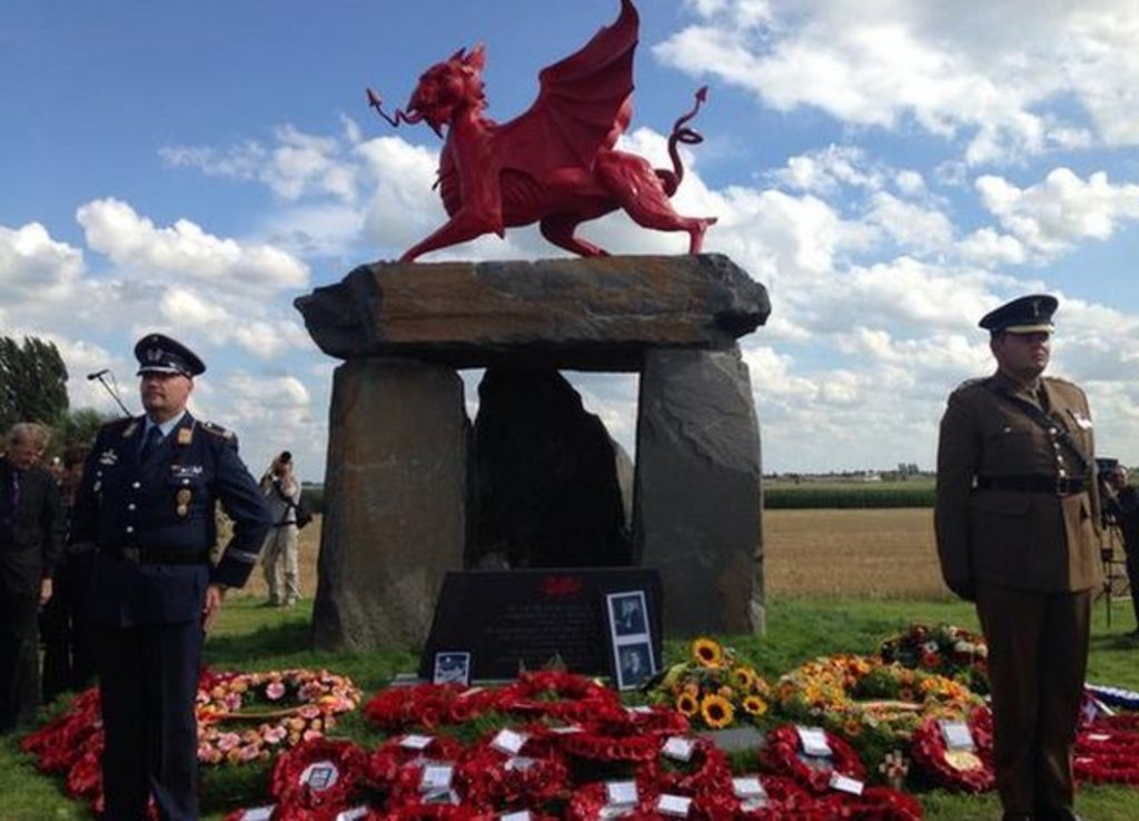 World War One: Wales' fallen honoured in Flanders - BBC News