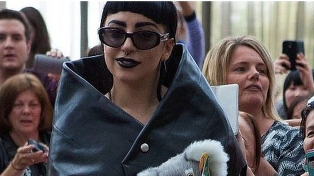 Australian fans go goo goo for Gaga - BBC News