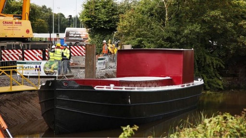 Historic barge returns to River Lagan to boost tourism - BBC News