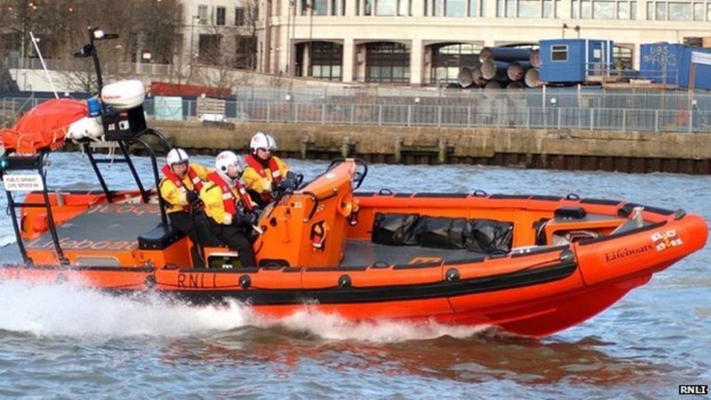 Sleeping man rolls into River Thames sparking RNLI rescue - BBC News