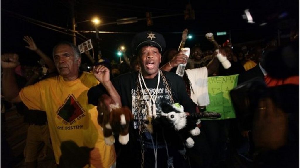 Michael Brown: Ferguson protest violence subsides - BBC News