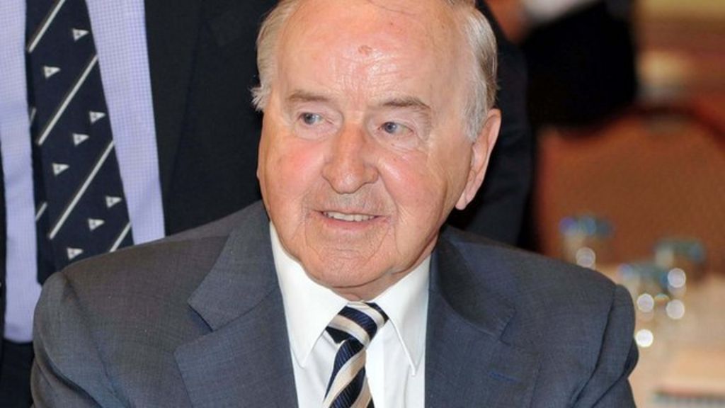Albert Reynolds: Former Irish prime minister dies - BBC News