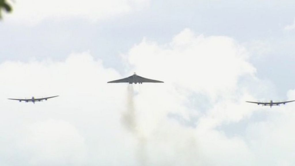 Lancasters and Vulcan take to the skies over Lincolnshire - BBC News
