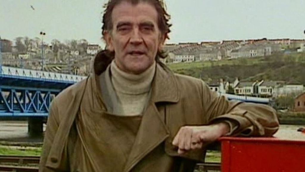 Tributes paid to late broadcaster Gerry Anderson - BBC News