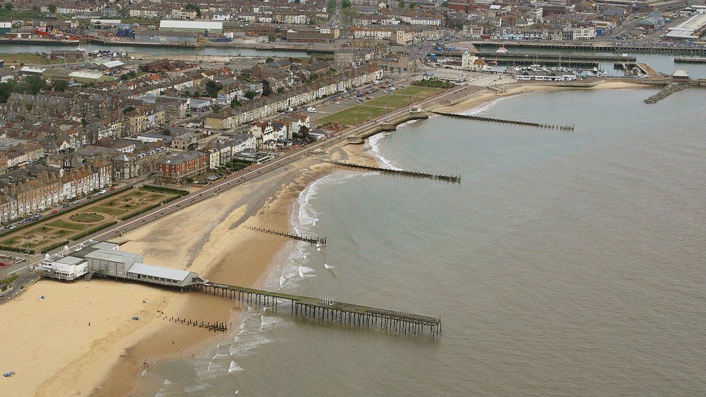 Lowestoft beach secures £2m to combat erosion - BBC News