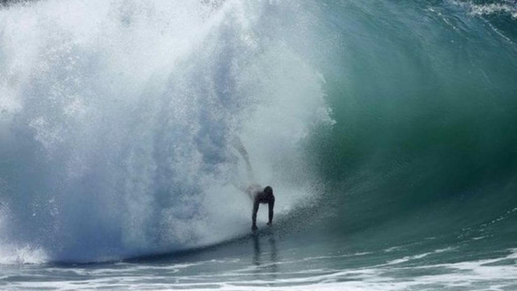Hurricane creates rare extreme waves in California - BBC News