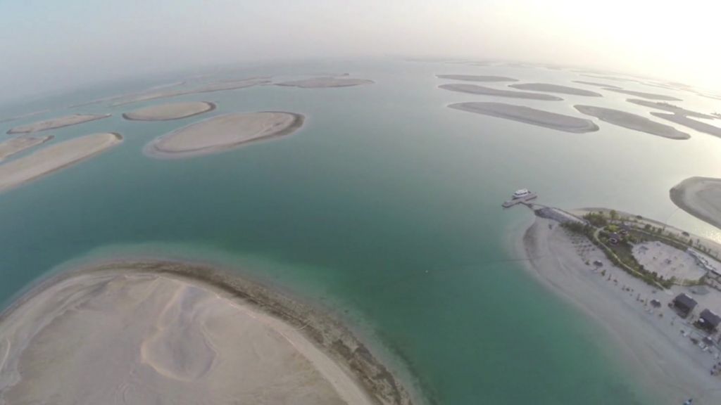 Building re-starts on Dubai's World islands project - BBC News