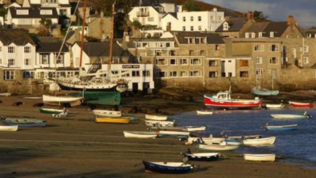 Duchy of Cornwall reviews St Mary's harbour ownership - BBC News
