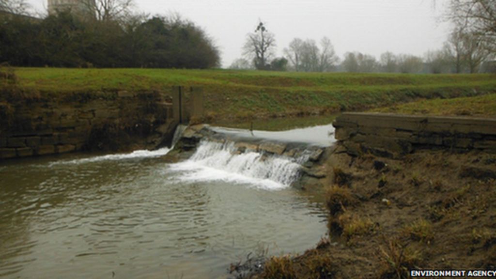Tewkesbury's Swilgate weir to be preserved during flood works - BBC News