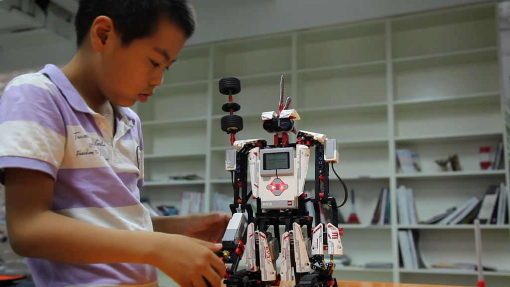 Hi-tech education for Chinese children - BBC News