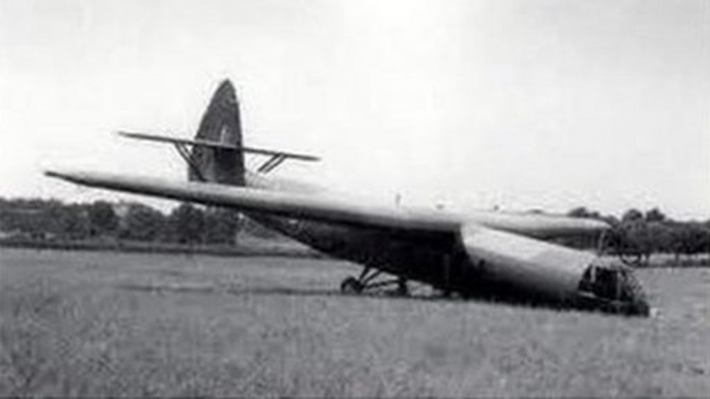 Paulton flypast to honour WW2 glider dead - BBC News