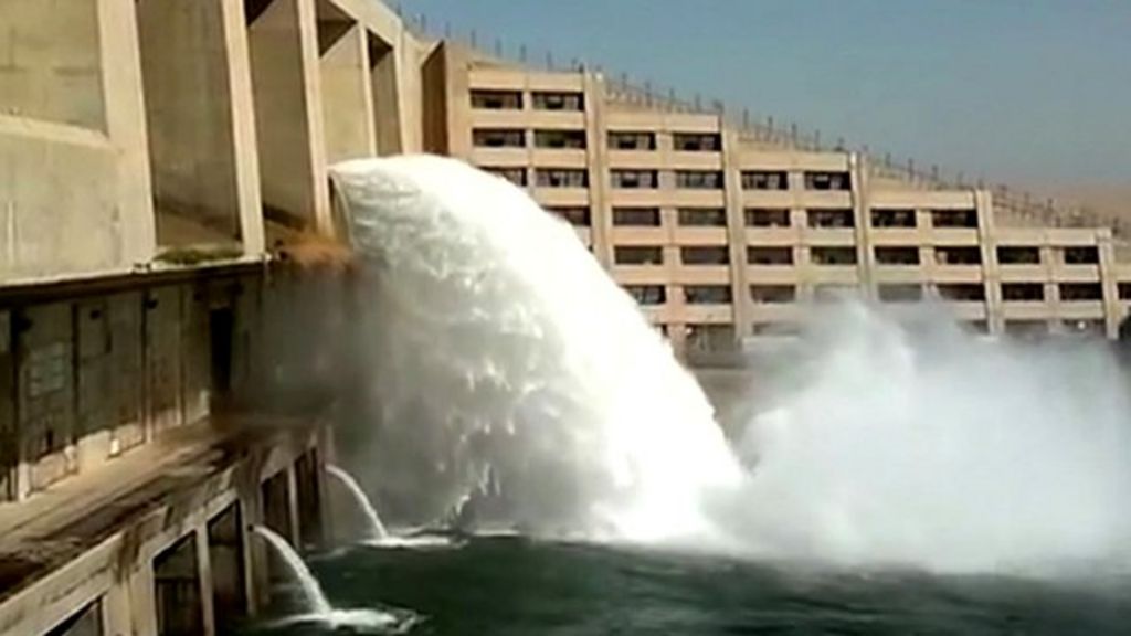 US strikes Islamic State militants at Iraq's Haditha dam - BBC News