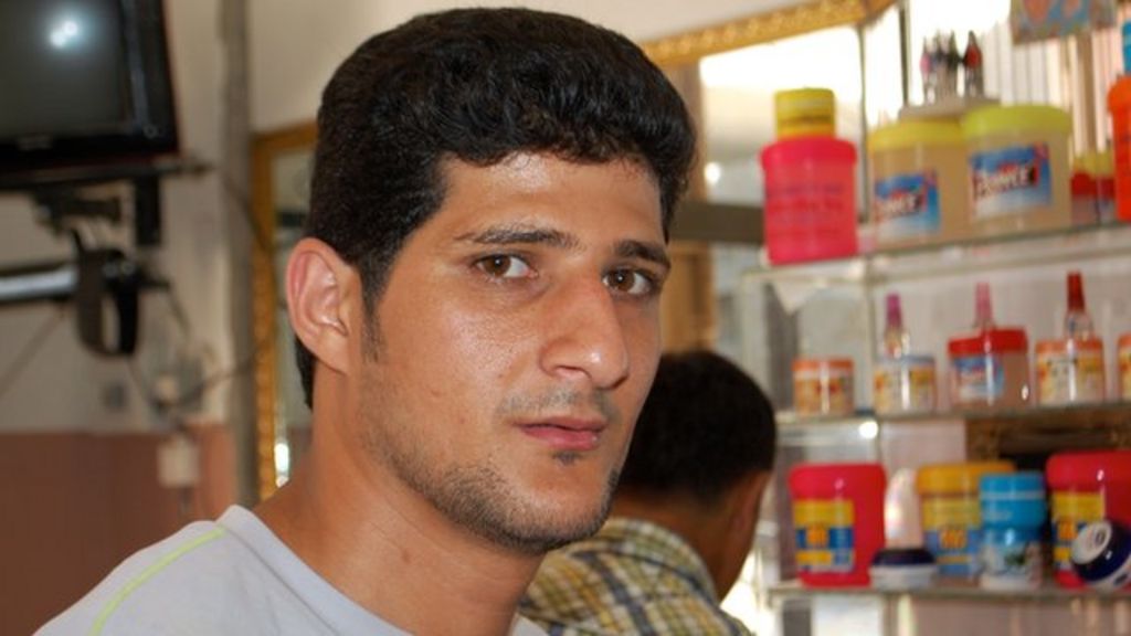 Life in Gaza's ruins: The barber - BBC News