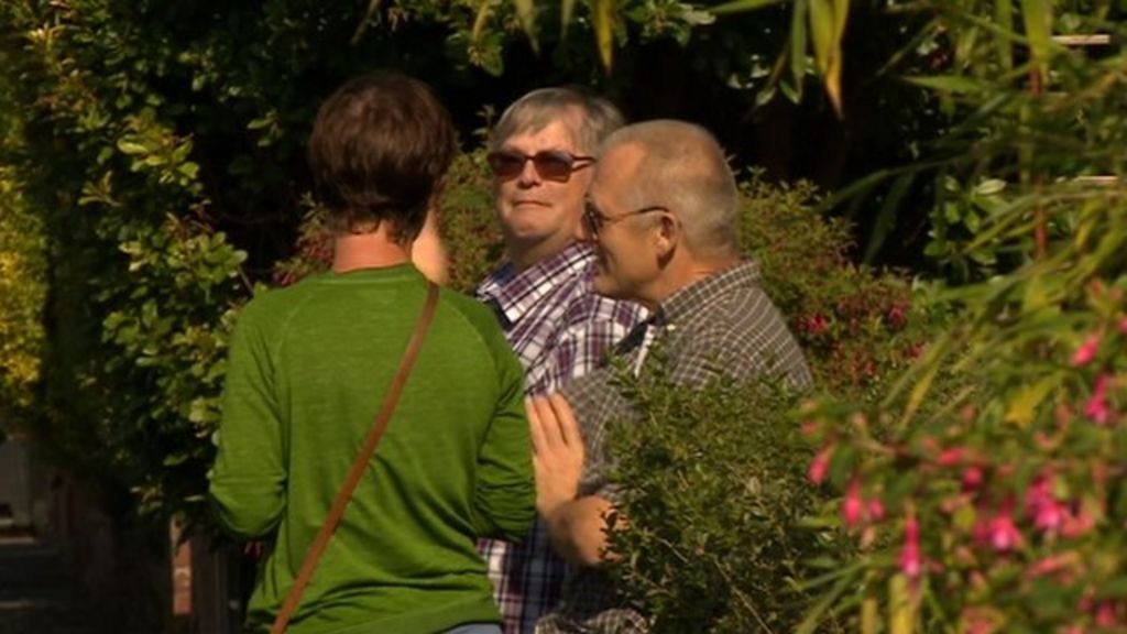 Neighbourliness championed in Bristol community project - BBC News