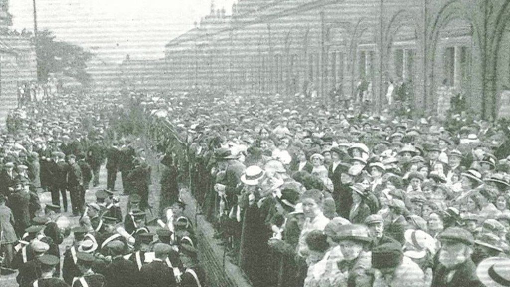 Remembrance parade for 700 Port Sunlight WW1 soldiers - BBC News
