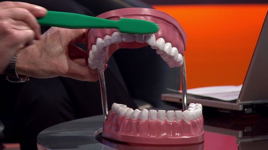 Teeth brushing: What is the best way to clean? - BBC News