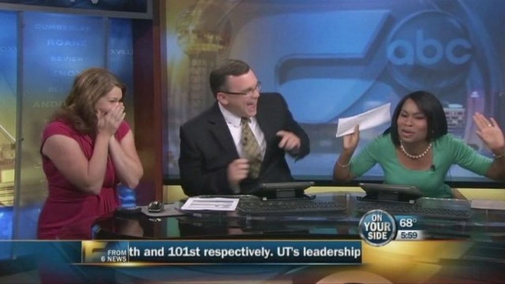 Bat dive bombs Good Morning Tennessee presenters - BBC Newsround