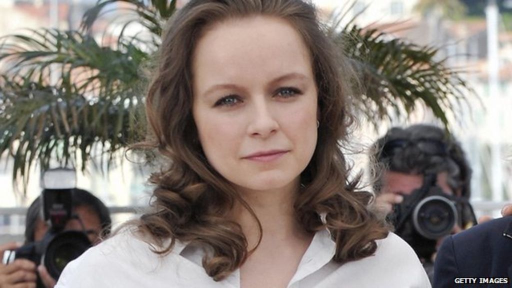 Actress Samantha Morton tells of childhood sexual abuse - BBC News