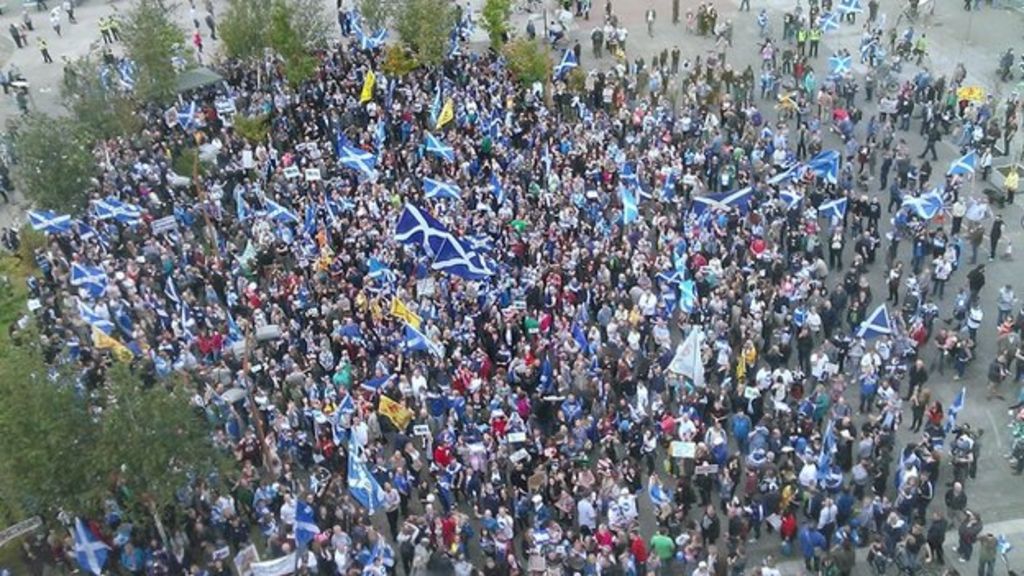 Scottish independence: Crowd protests against 'BBC bias' - BBC News