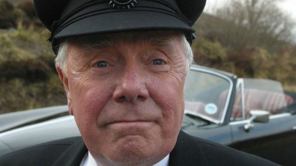 The Great Escape actor Angus Lennie dies aged 84 - BBC News